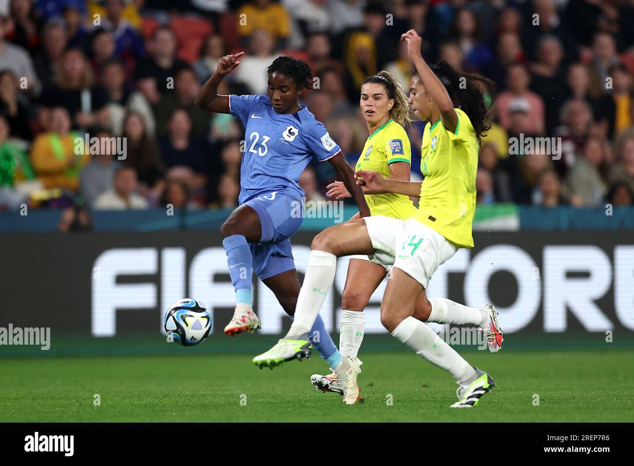 Vicki Becho aus Frankreich wird von Lauren aus Brasilien beim FIFA ...