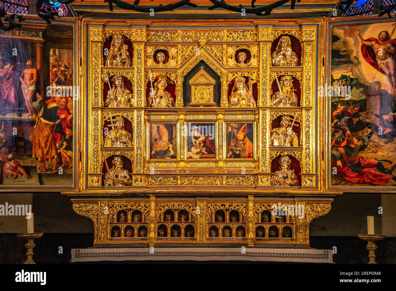 Hochaltar im Innenraum der katholischen Kirche St. Viktor in Xanten, Niederrhein, Nordrhein ...