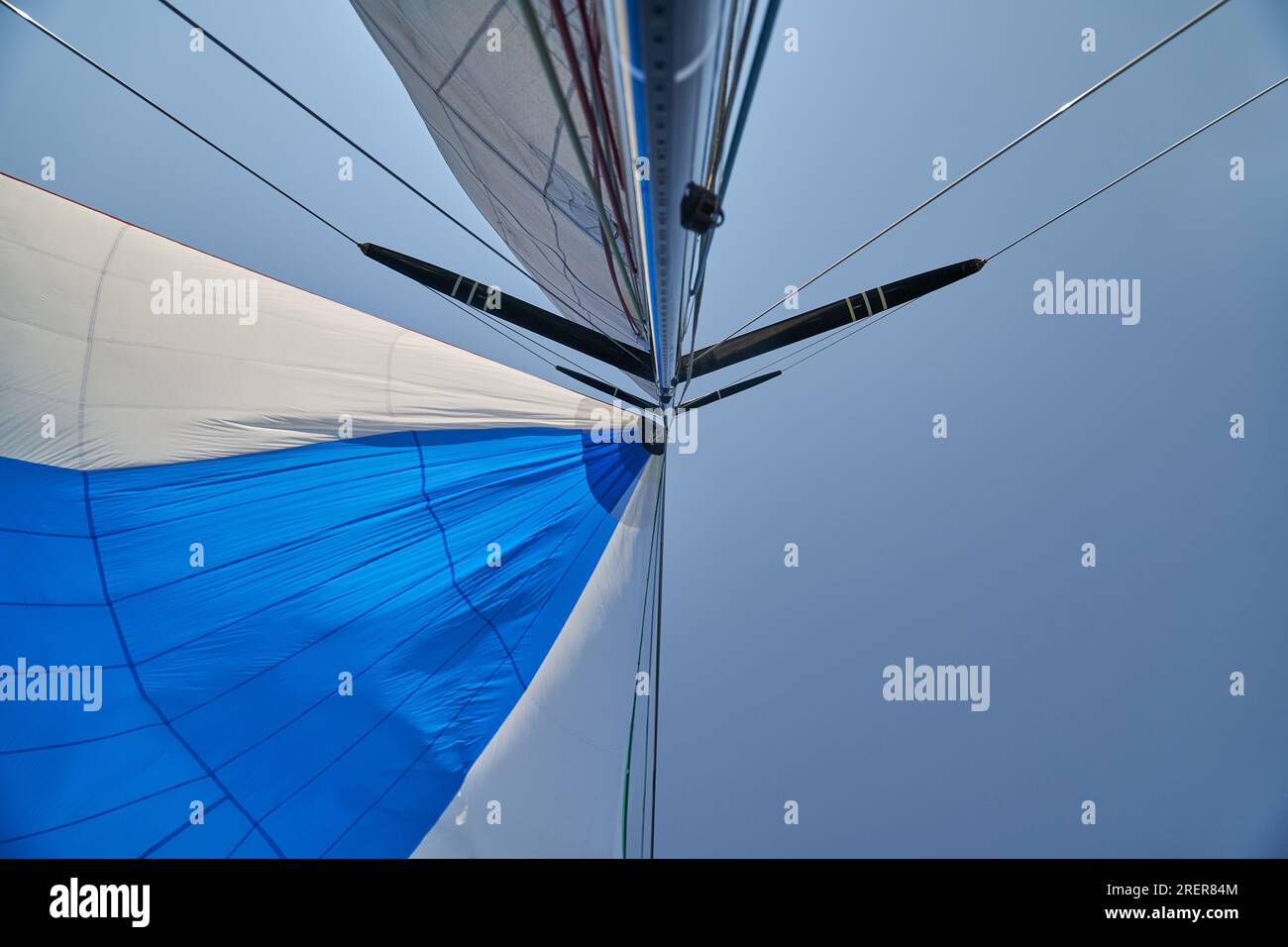 Blaue segelyacht -Fotos und -Bildmaterial in hoher Auflösung – Alamy
