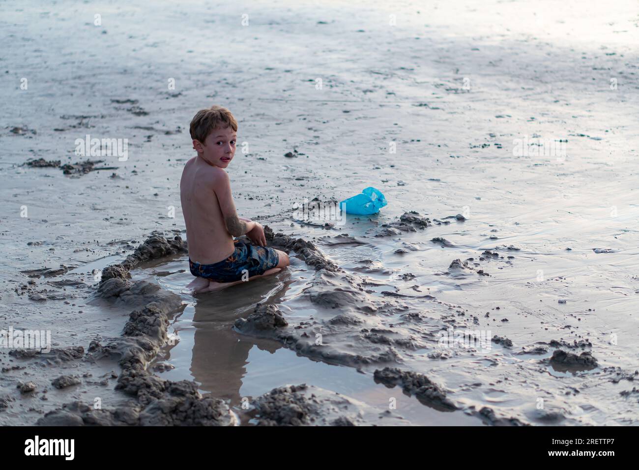Junge spielt sand -Fotos und -Bildmaterial in hoher Auflösung – Alamy