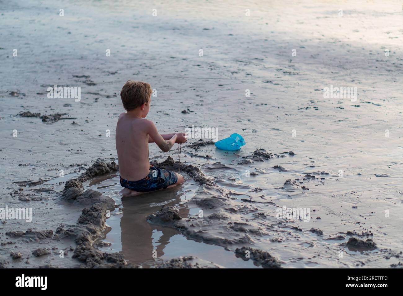 Junge spielt sand -Fotos und -Bildmaterial in hoher Auflösung – Alamy