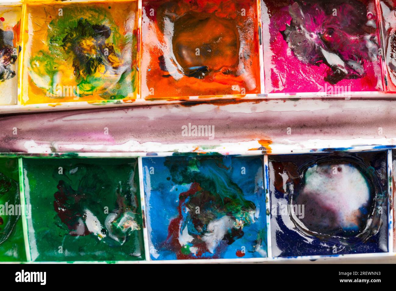 Bei der Kreativität werden mehrfarbige Farben für Kreativität und ...