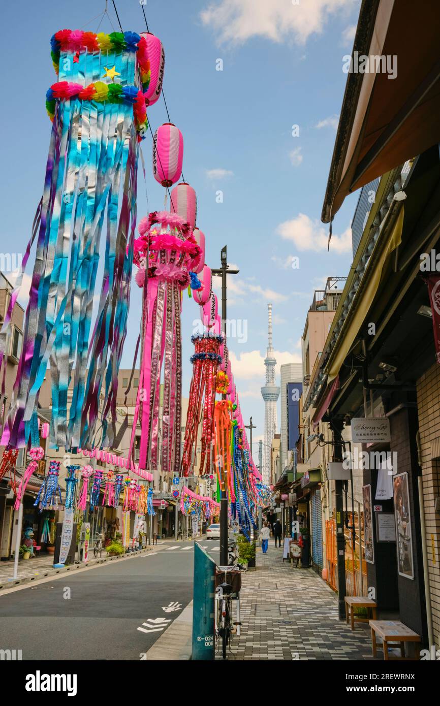 Juli 2023, Tokio. Kappabashi Street in Asakusa mit der farbenfrohen ...