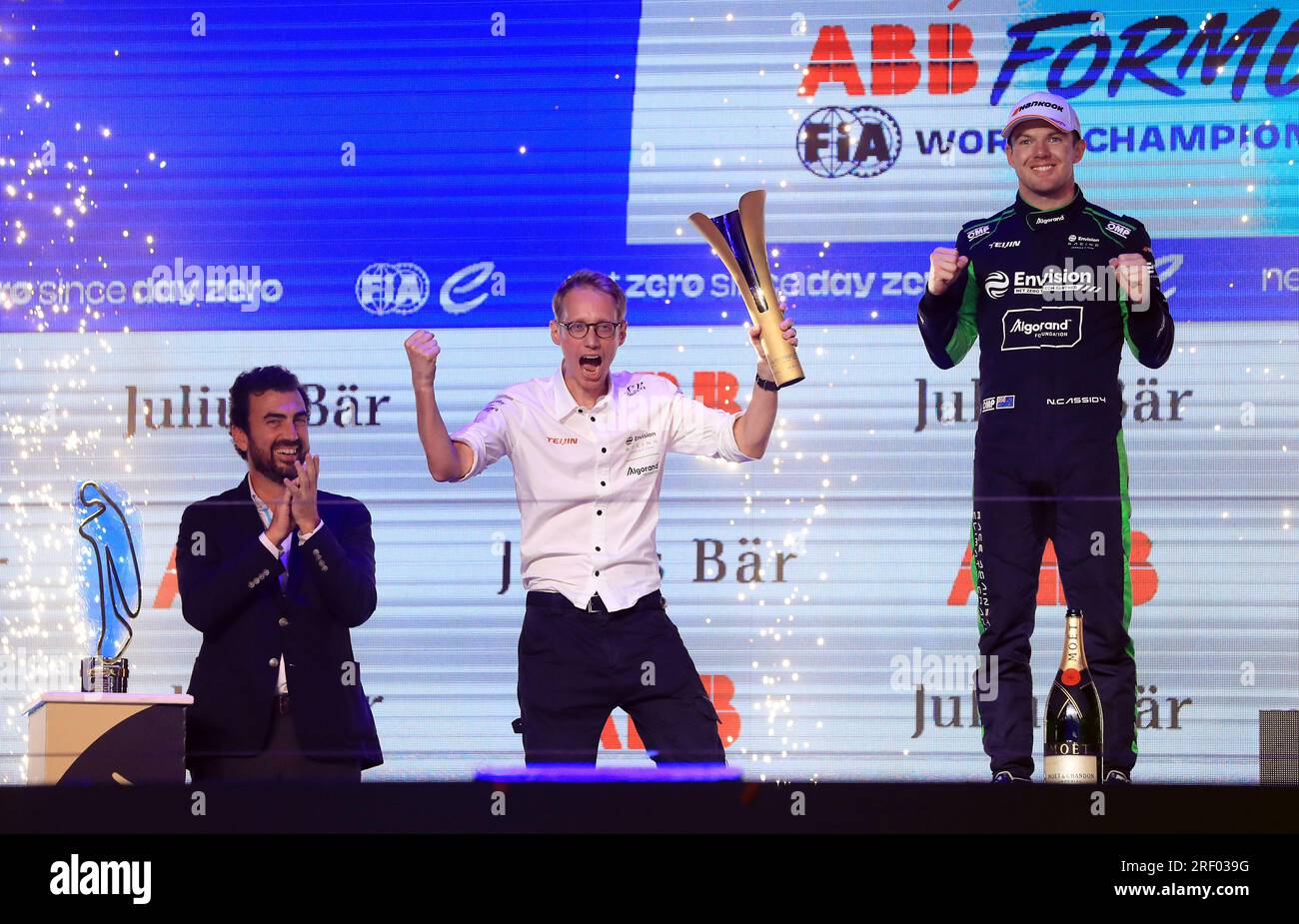 James Barclay, Teamleiter des Jaguar TCS Racing Teams, feiert den Sieg ...