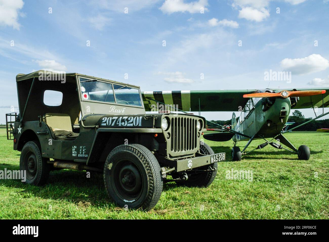 D-Day Wartime Piper Cub Flugzeug mit US Willys Jeep. Willys MB ...