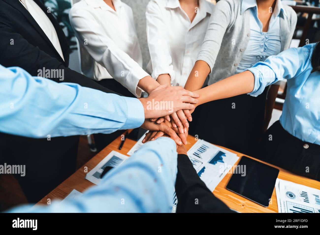 Geschäftsleute verschiedener Rassen lassen Synergieeffekte im ...