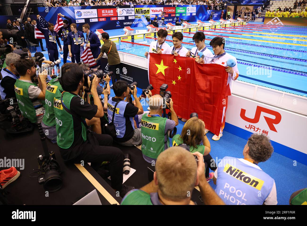 Team China feiert mit seinen Silbermedaillen für die 4 x 100m-Medley ...