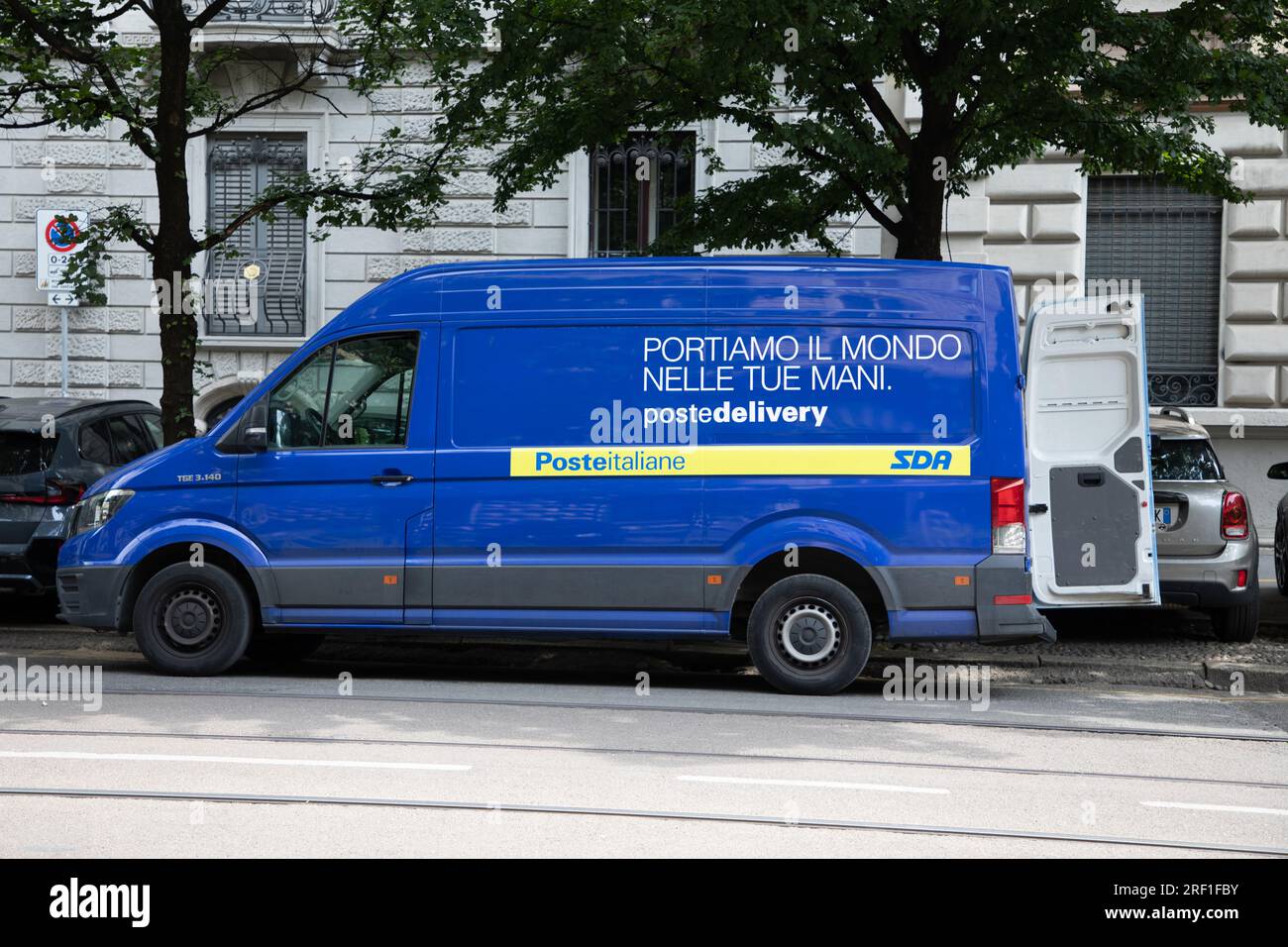 Mailand , Italien - 07 29 2023 : poste italiane Postman sda Pkw ...