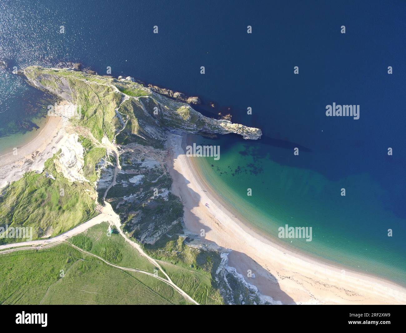 Luftaufnahme von der Drohne zum Durdle Door Beach an der Jurassic Coast ...