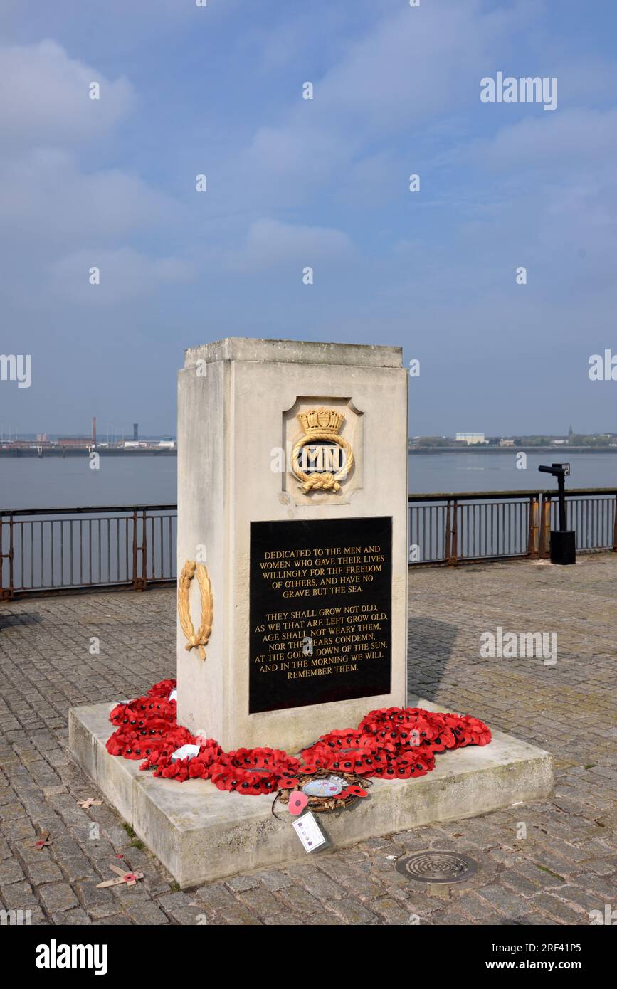 Liverpool Naval Memorial (1952) oder Second World war Memorial am Pier ...