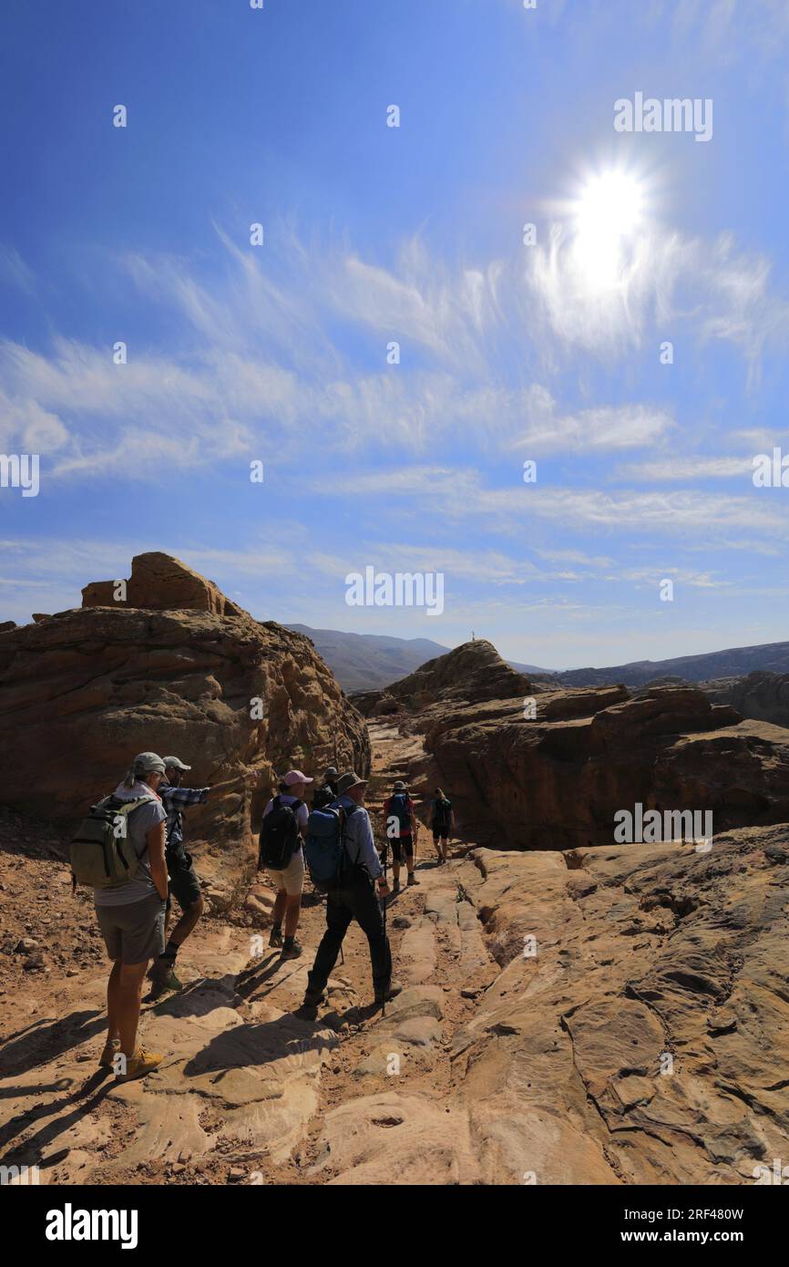 Menschen auf dem Al Khubtha Pfad hinunter nach Petra, UNESCO ...