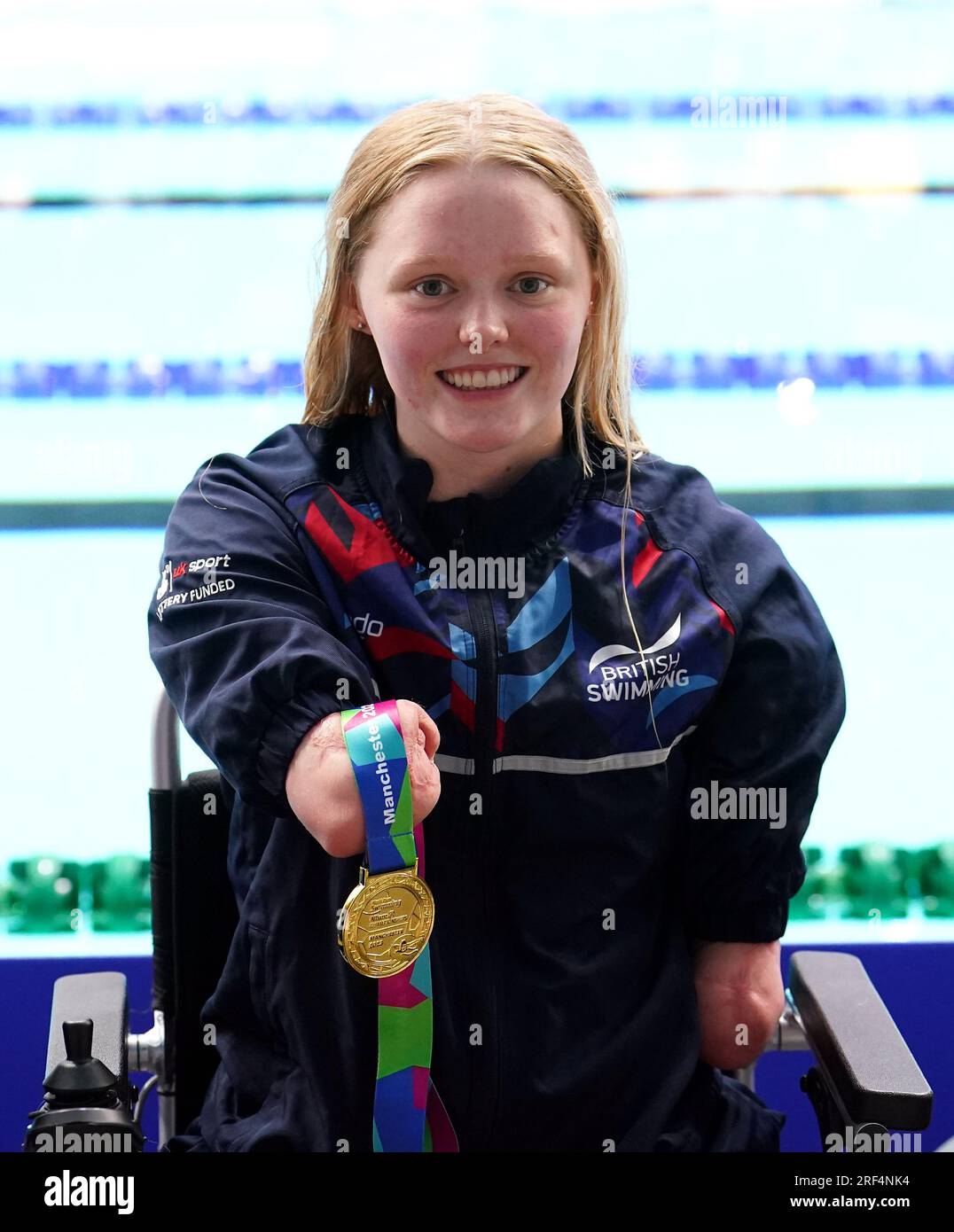 Die britische Ellie Challis mit ihrer Goldmedaille für die Frauen-50m ...