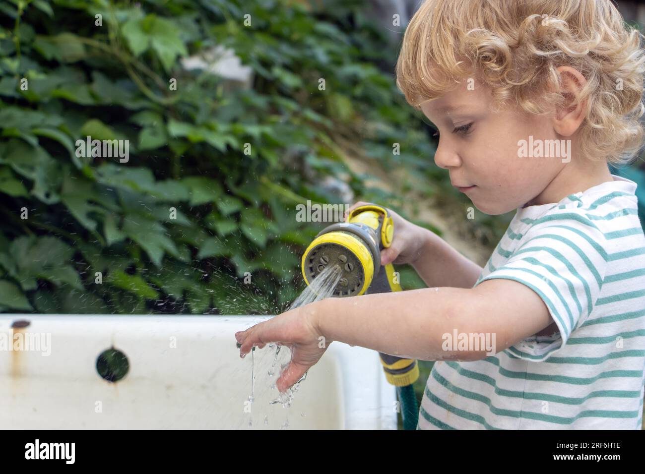 Kinder duschen -Fotos und -Bildmaterial in hoher Auflösung – Alamy