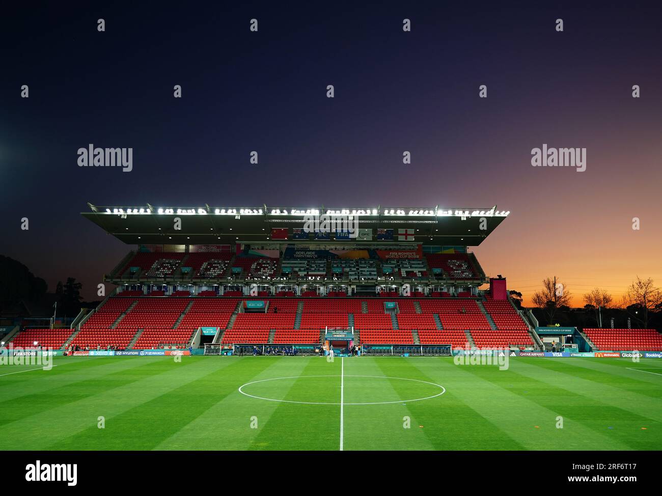 Allgemeiner Überblick über das Stadion und das Spielfeld vor der FIFA ...