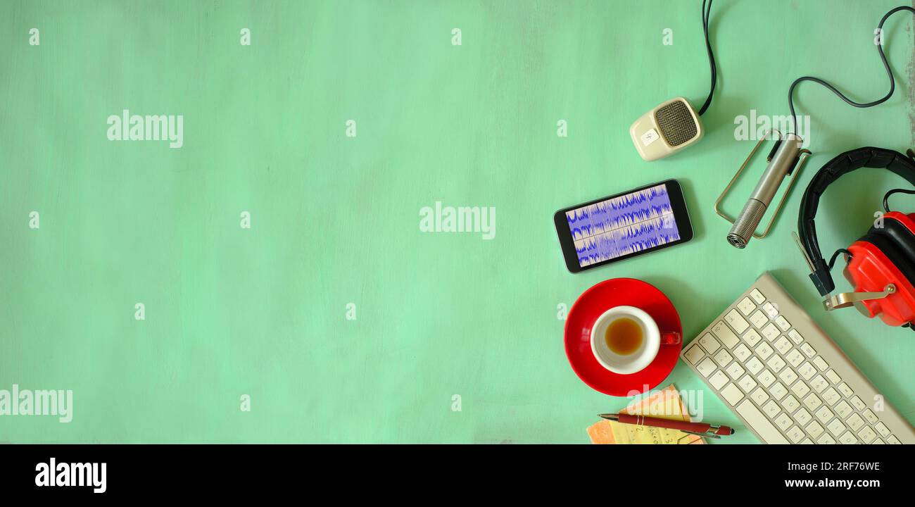 Musik- oder Podcast-Konzept mit stilvollen Kopfhörern, altmodischem ...