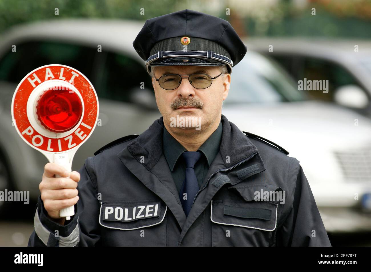 Ein Polizist mit Polizeikelle, Deutschland, neue Uniform, halt, Polizei ...
