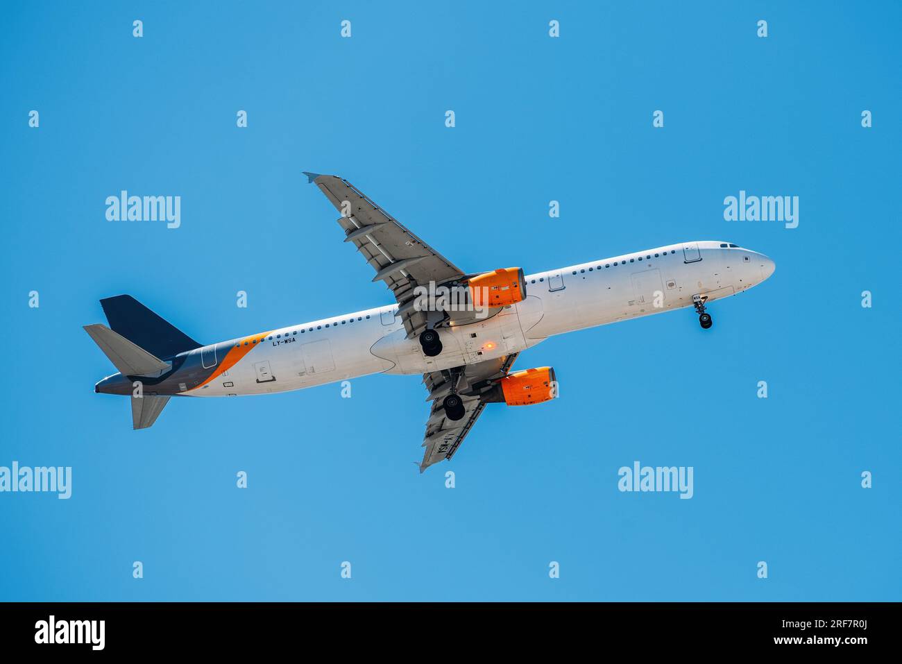 Die Fluggesellschaft Getjet Airlines mit dem Airbus A321-211 nähert ...