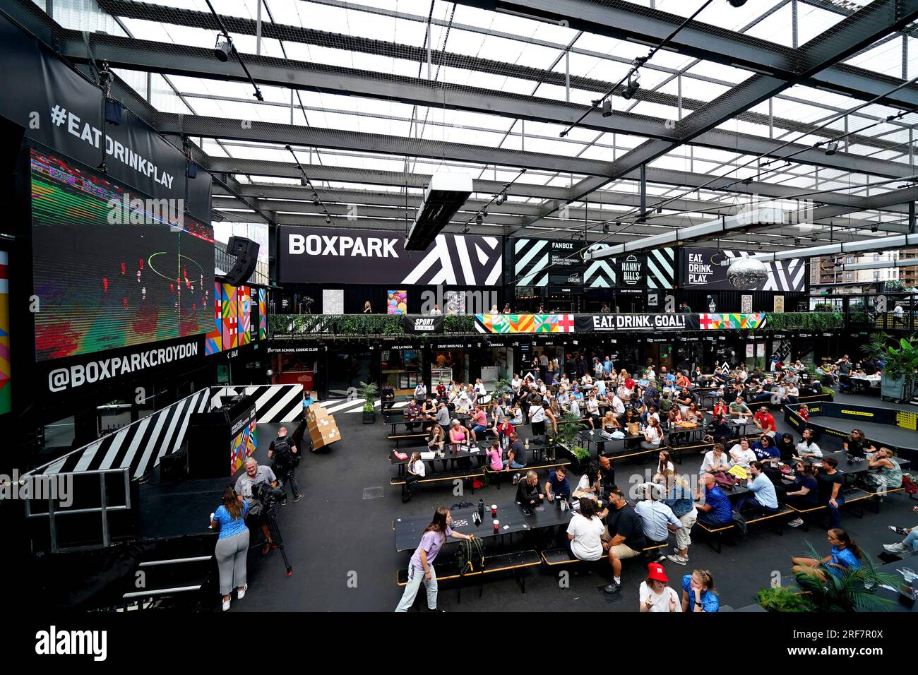 Fans sehen sich im BOXPARK Croydon, London, eine Vorführung des FIFA ...