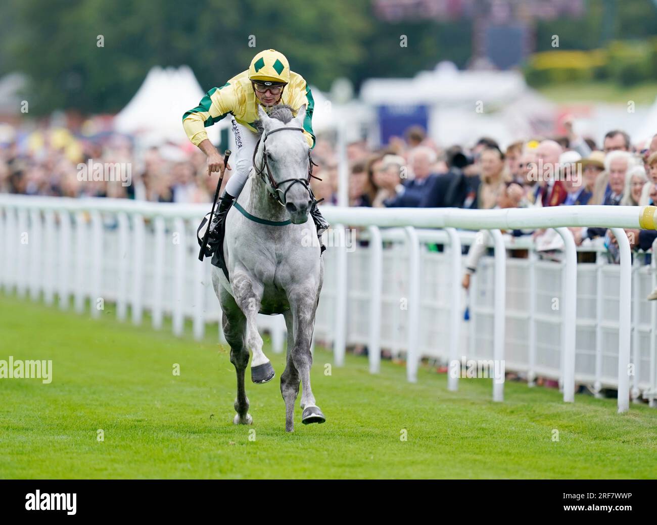 Lord Riddiford, geritten von Andrea Atzeni, gewinnt das Coral Handicap ...
