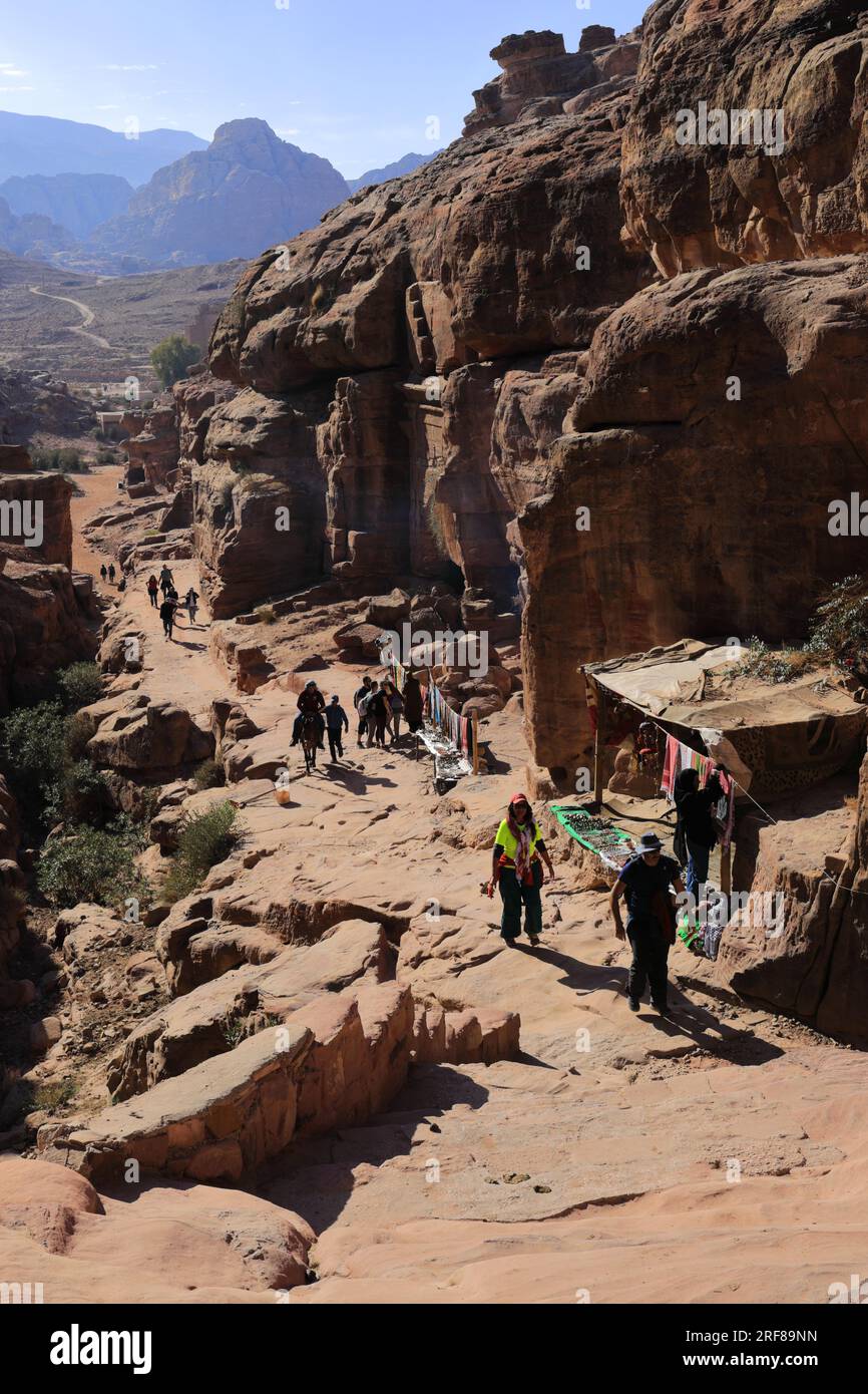 Menschen auf dem Ad Deir Klosterpfad hinunter nach Petra, UNESCO ...
