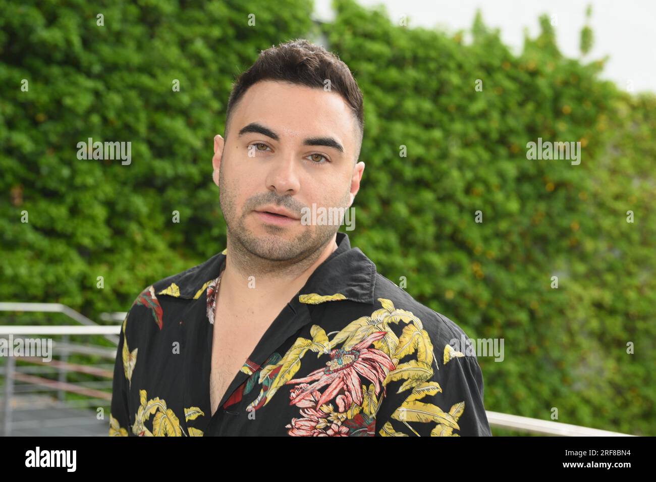 31. Juli 2023, Nordrhein-Westfalen, Köln: Schauspieler Lars Steinhöfel pocht mit der Star-Wahl ...