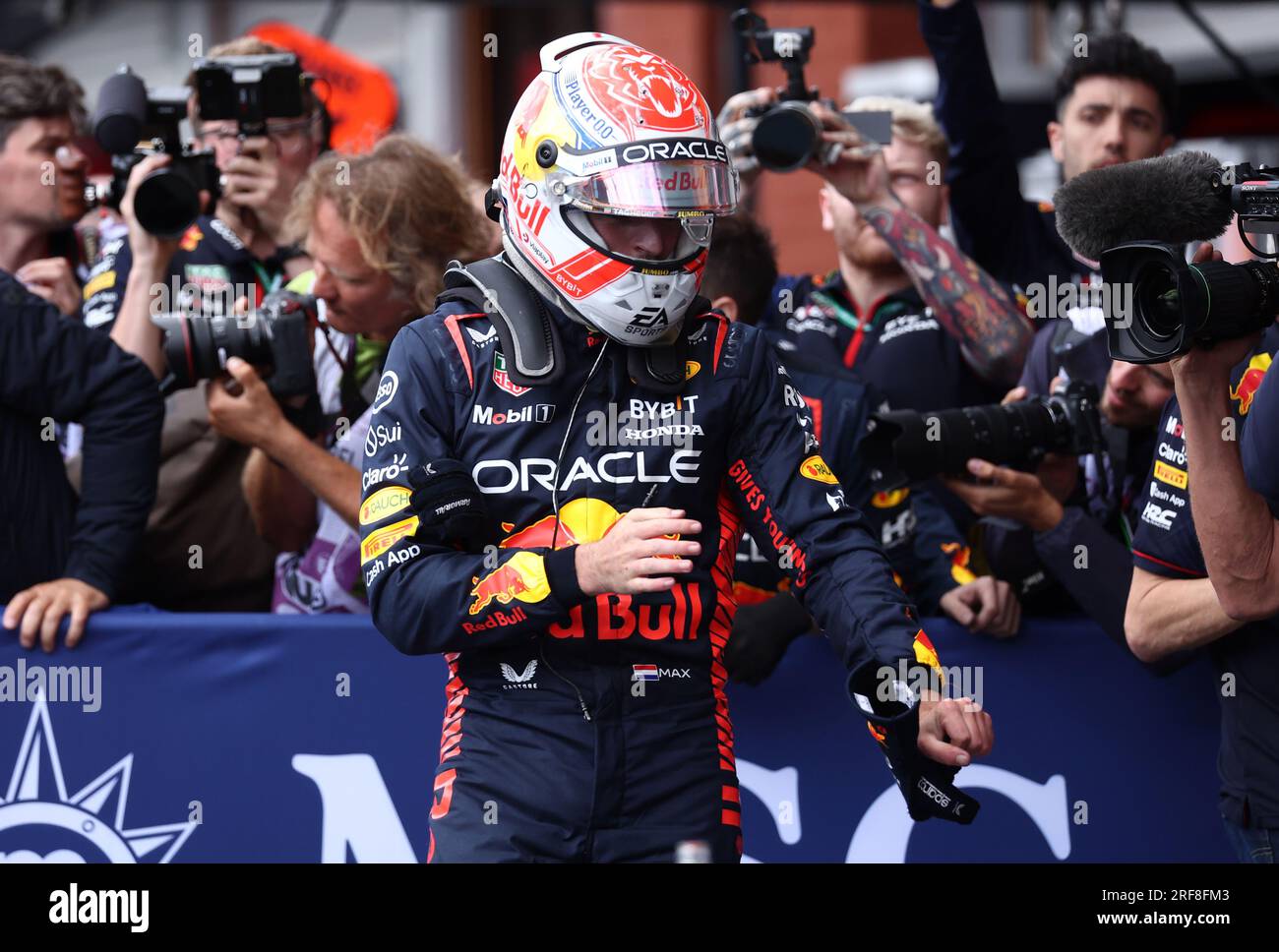 Max Verstappen von Red Bull Racing feiert am Ende des F1 Grand Prix von ...