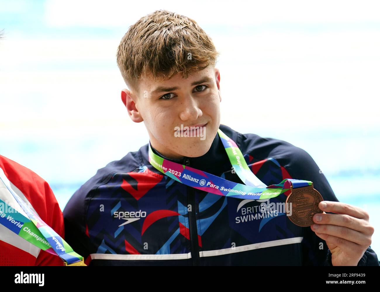 Der britische Sam Downie feiert mit seiner Bronzemedaille, nachdem er im 3. Tag der Para ...