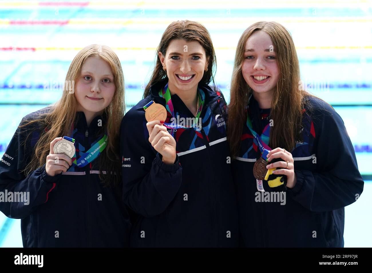 Die britische Bethany Firth (Mitte) mit der Goldmedaille, Poppy Maskill ...
