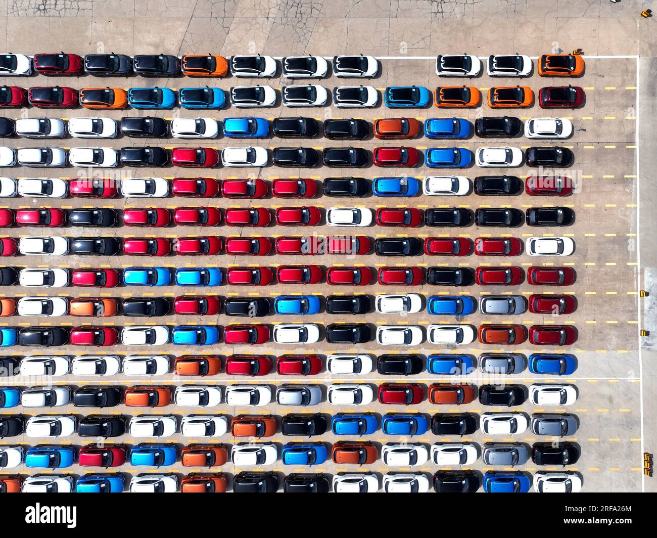 LIANYUNGANG, CHINA - 2. AUGUST 2023 - Am Ro-Ro-Terminal des Hafens wird ...