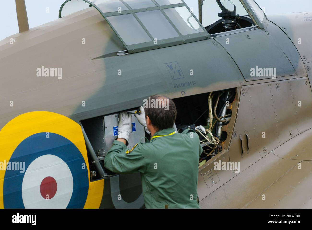 Pilot öffnet Staufach in der historischen Flugzeugsammlung Hawker ...