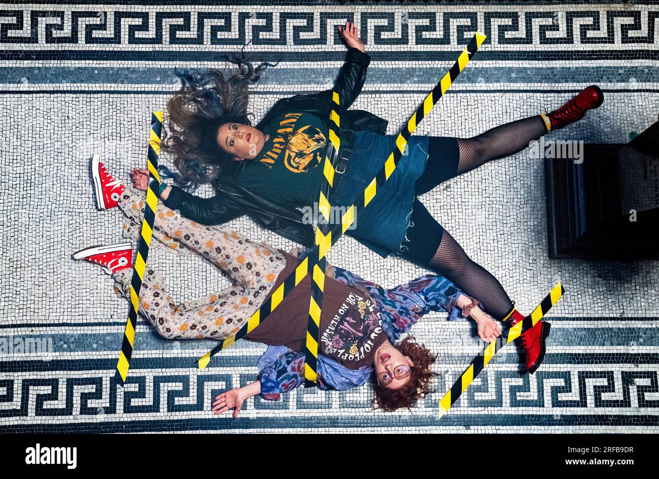 Darsteller Bronté Barbe (unten), während Stella und Rebekah Hinds (oben ...