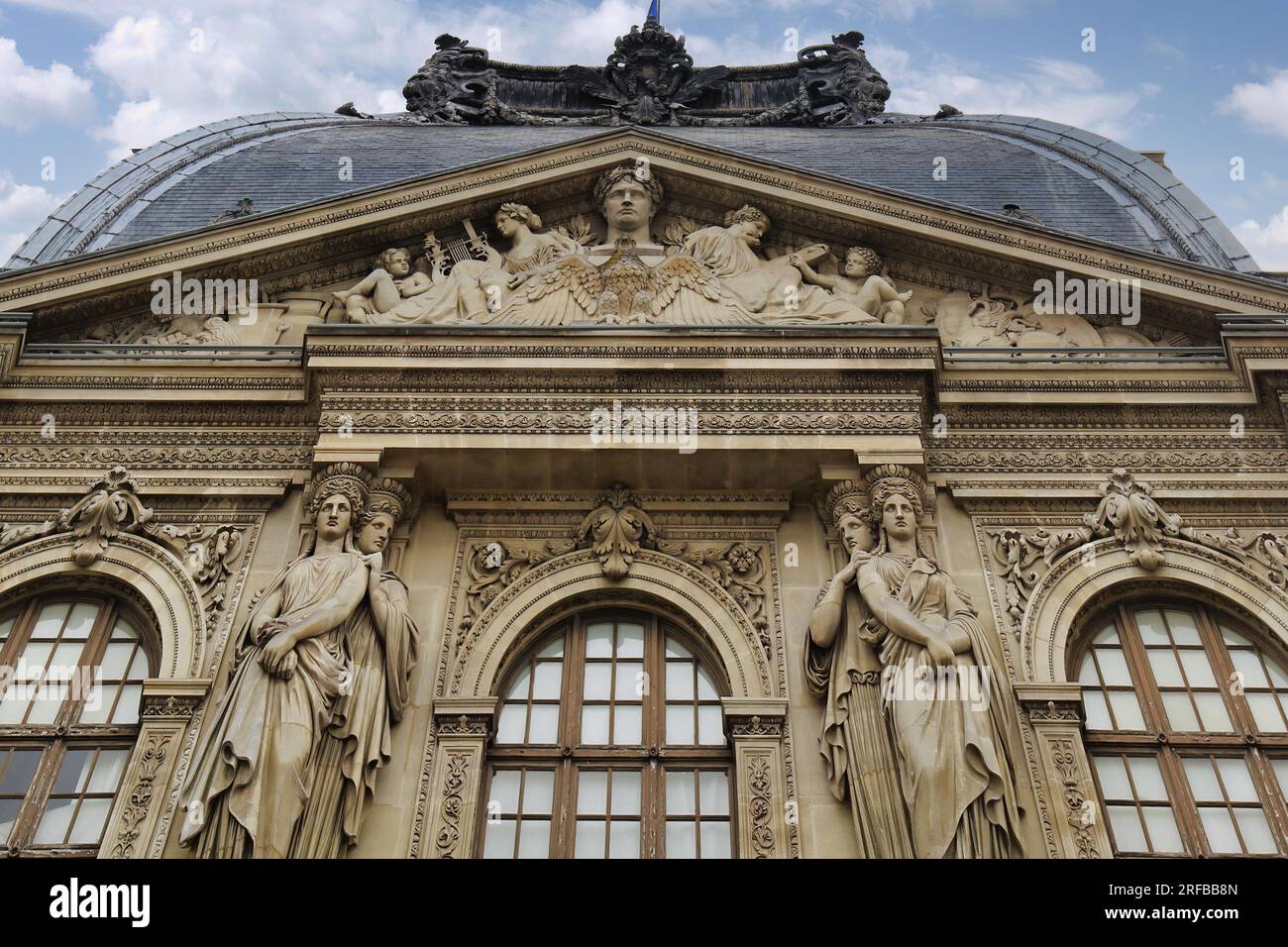 Das wunderbare Gebäude, in dem sich das Louvre-Museum in Paris, Frankreich, befindet, eines der ...