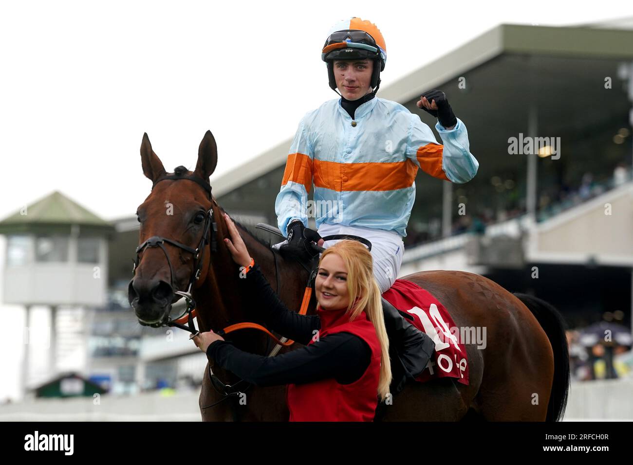 Ash Tree Meadow, geritten vom Jockey Danny Gilligan, feiert den Gewinn ...