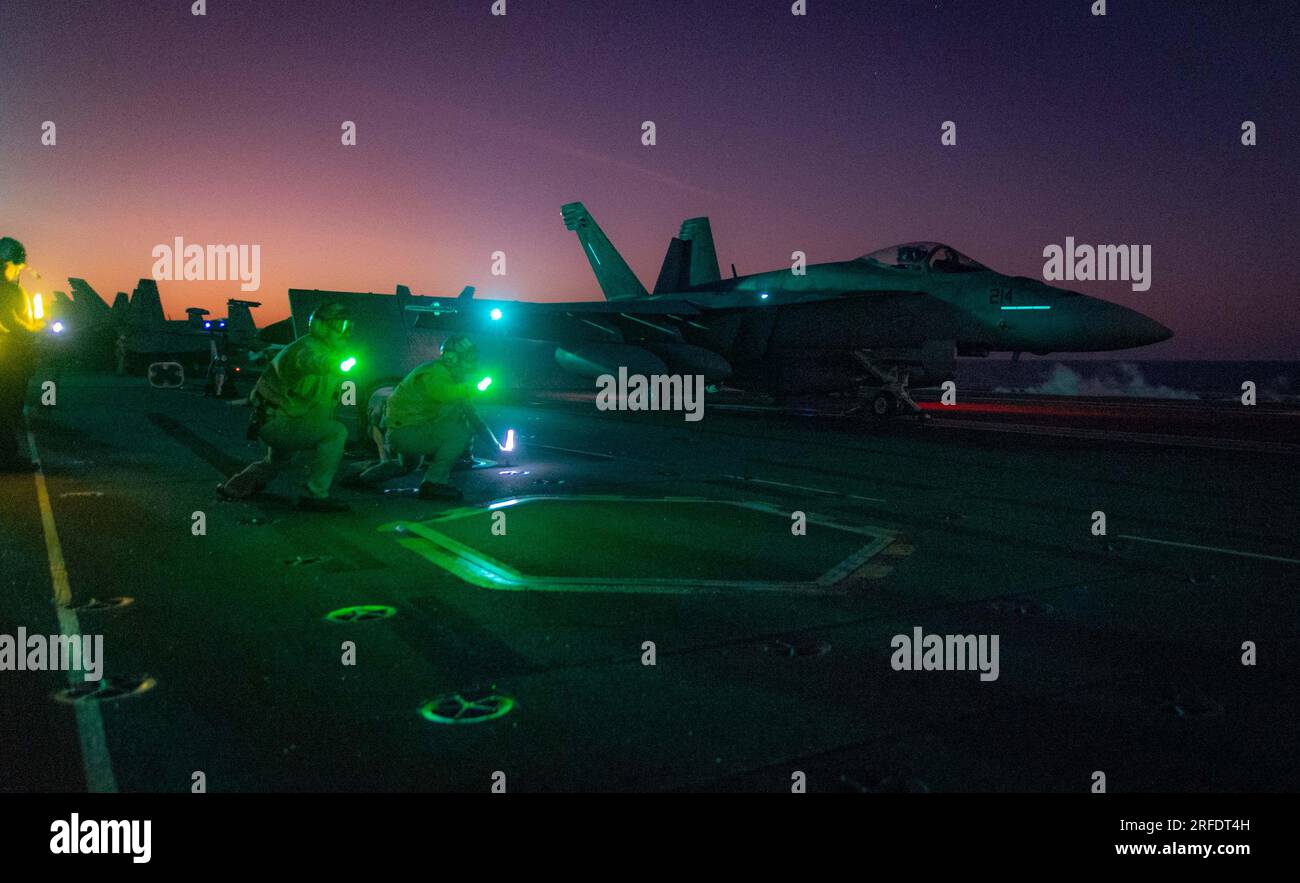 INDISCHER OZEAN (1. August 2023) Leutnant John Brennan, links, aus ...