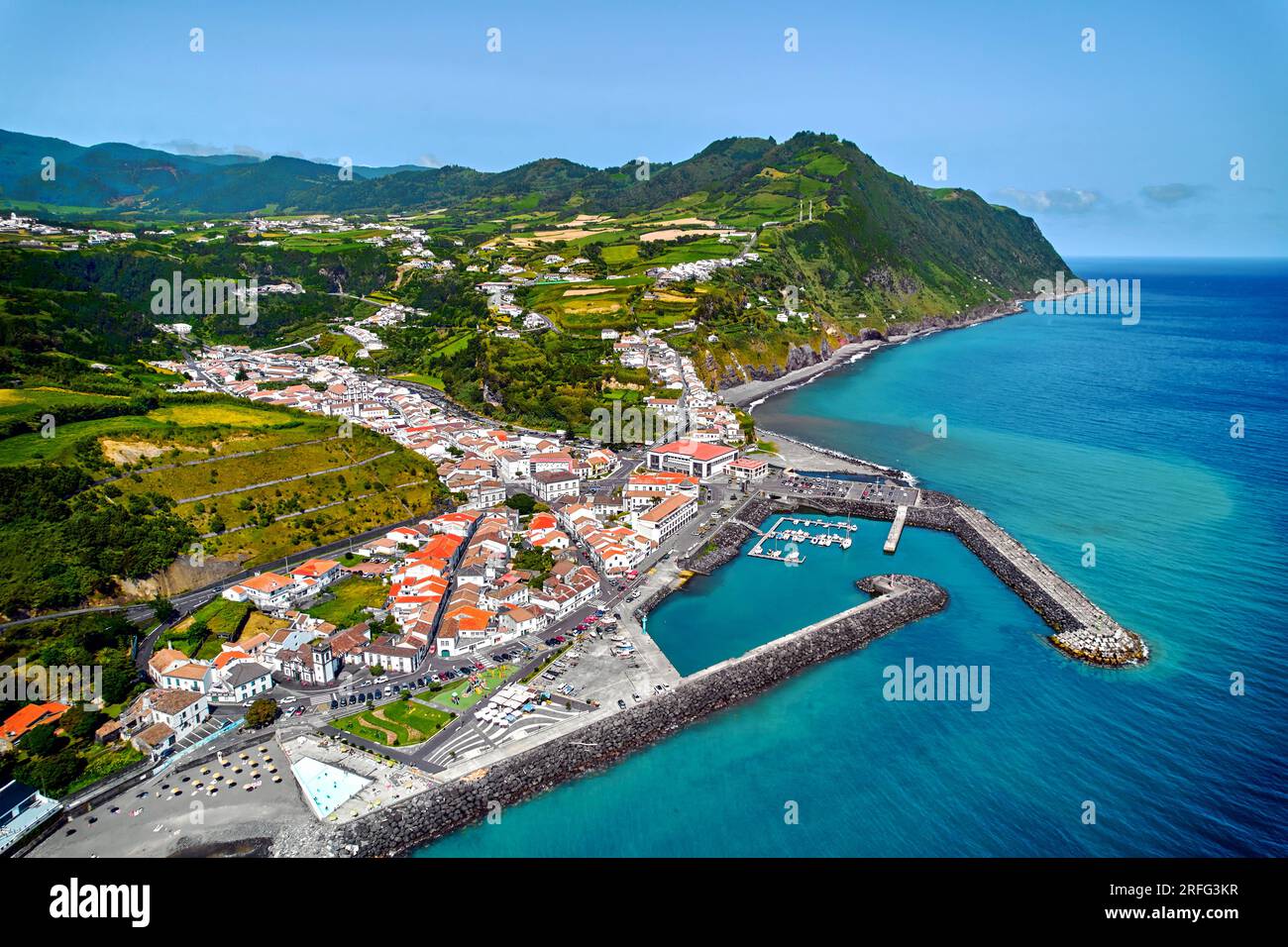 Blick aus der Vogelperspektive auf die Stadt Povoacao, die Insel Sao ...