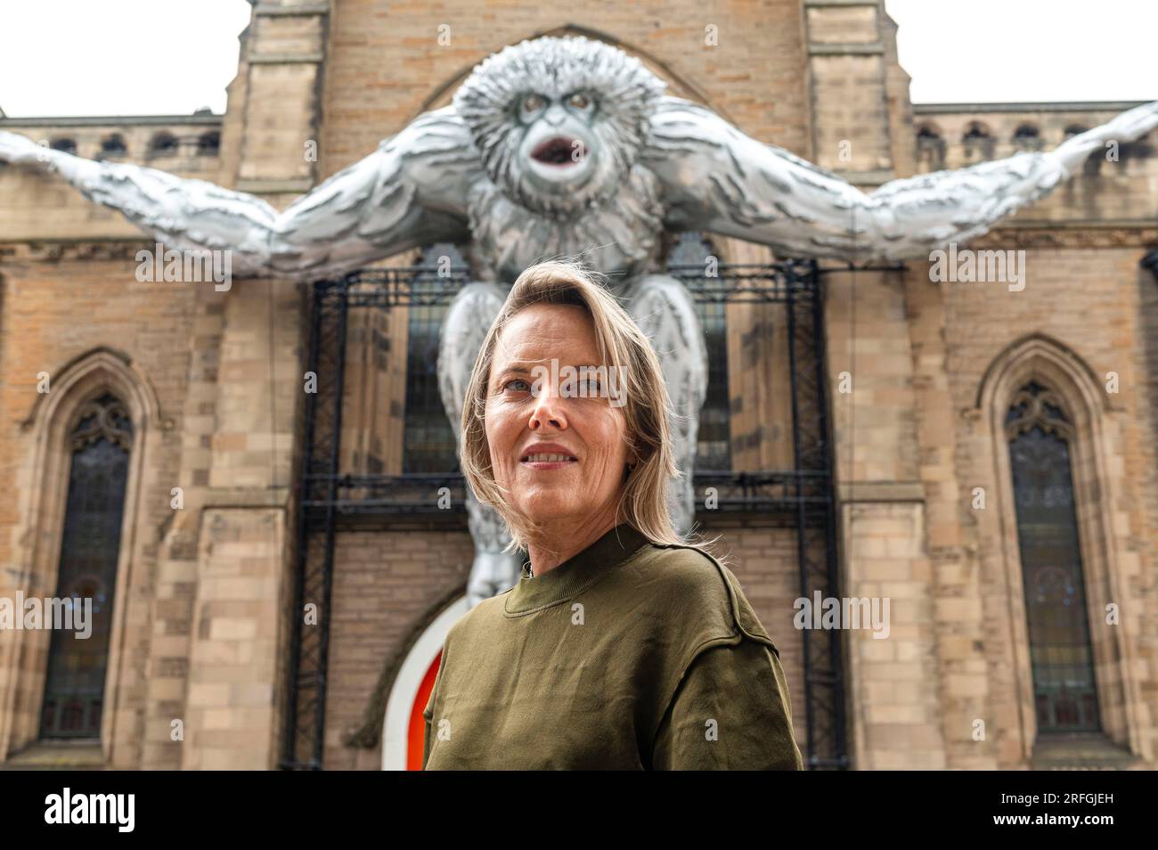 Die australische Künstlerin Lisa Roet posiert mit „Skywalker“ – einem ...