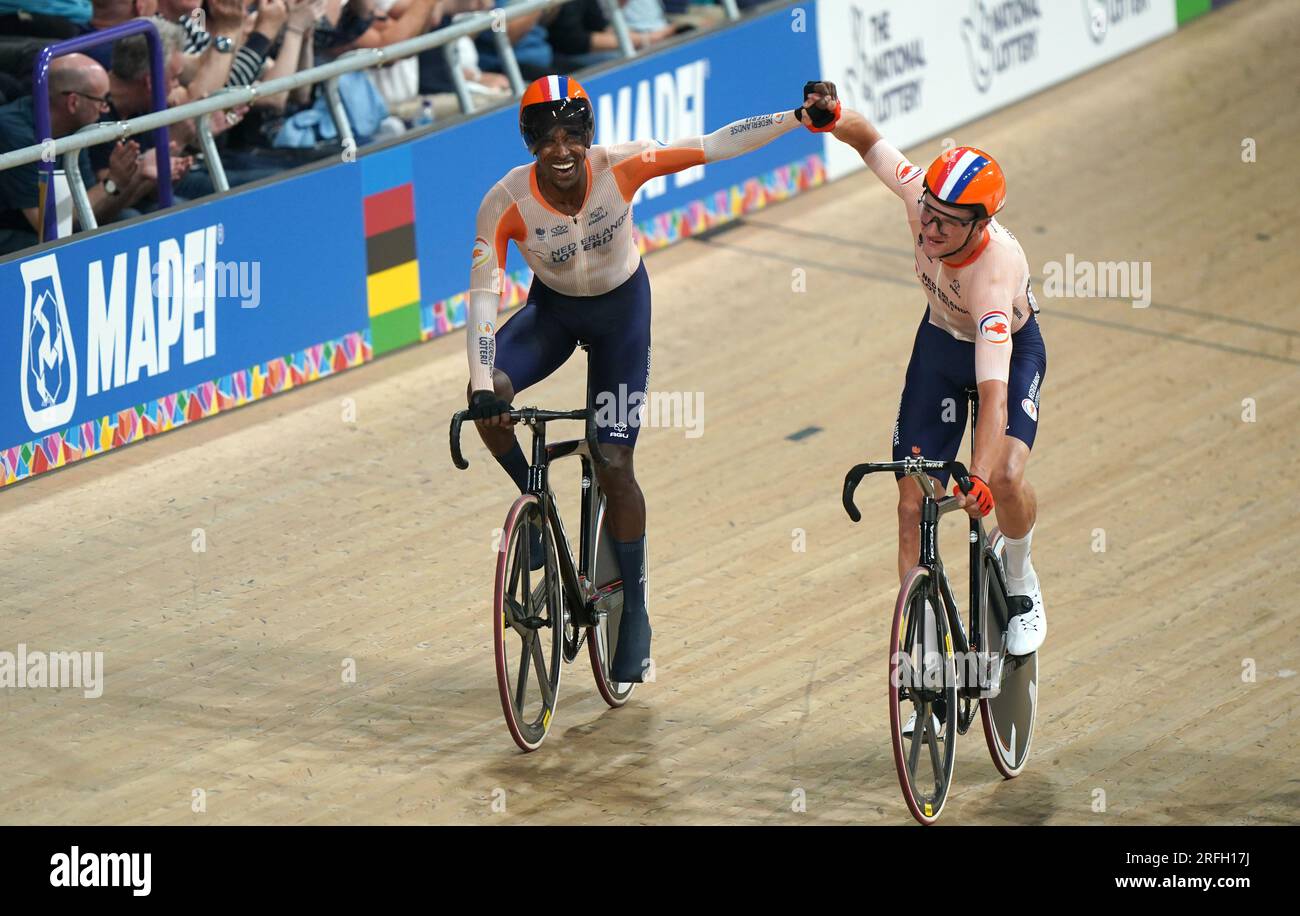 Daniel Abraham Gebru aus den Niederlanden (links) feiert den Sieg des ...