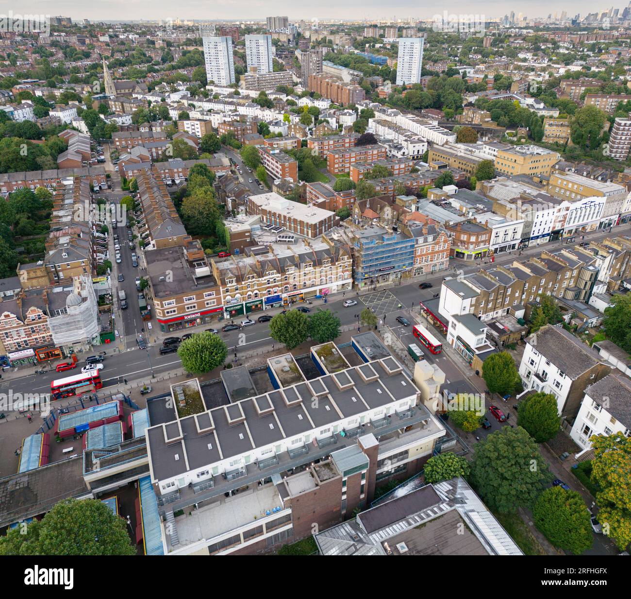 Die Kilburn High Road ist ein wichtiges Ortszentrum und ist im Londoner ...