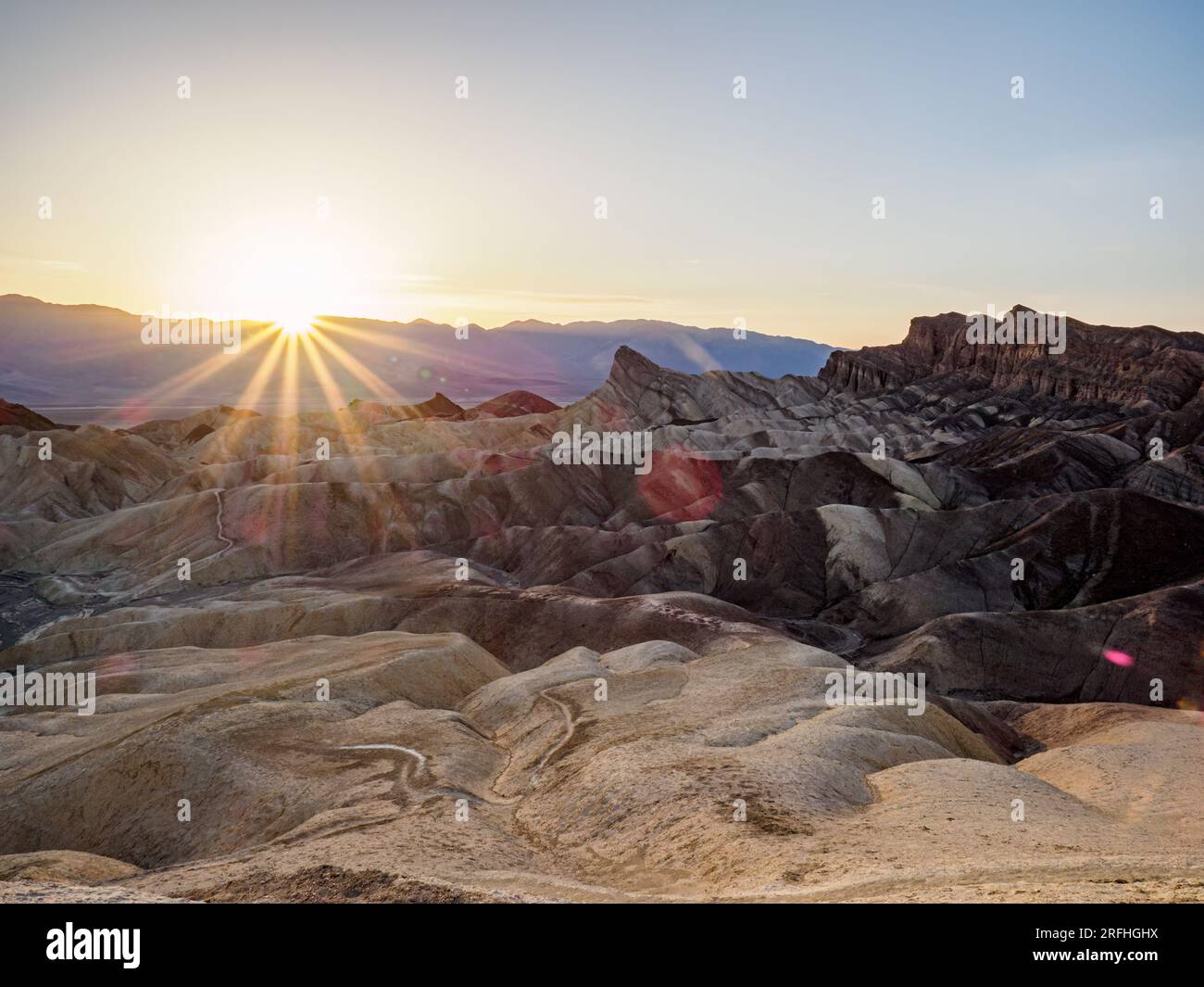 Blick auf Zabriskie Point bei Sonnenuntergang, Amargosa Range, Death ...
