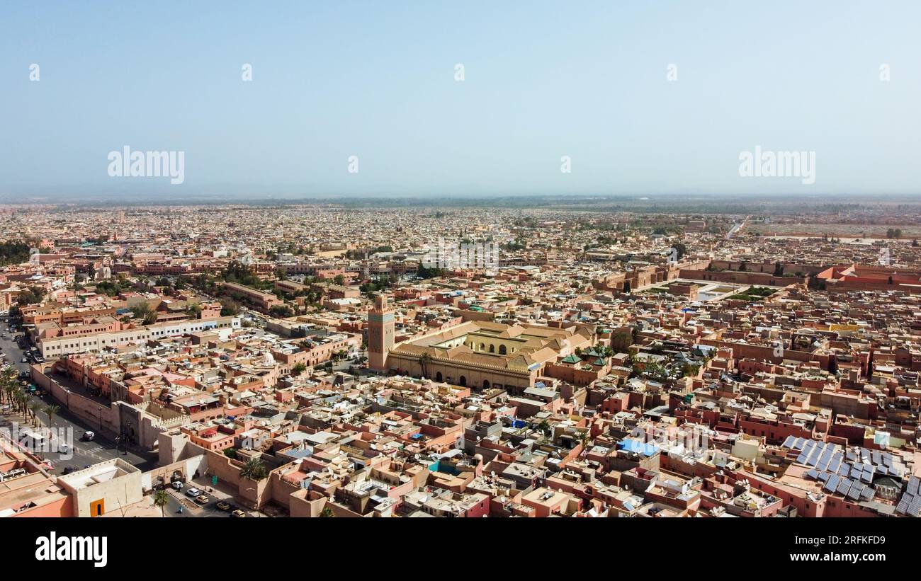 luftaufnahme-von-marrakesch-marokko-blick-auf-die-innenstadt-mit-ben