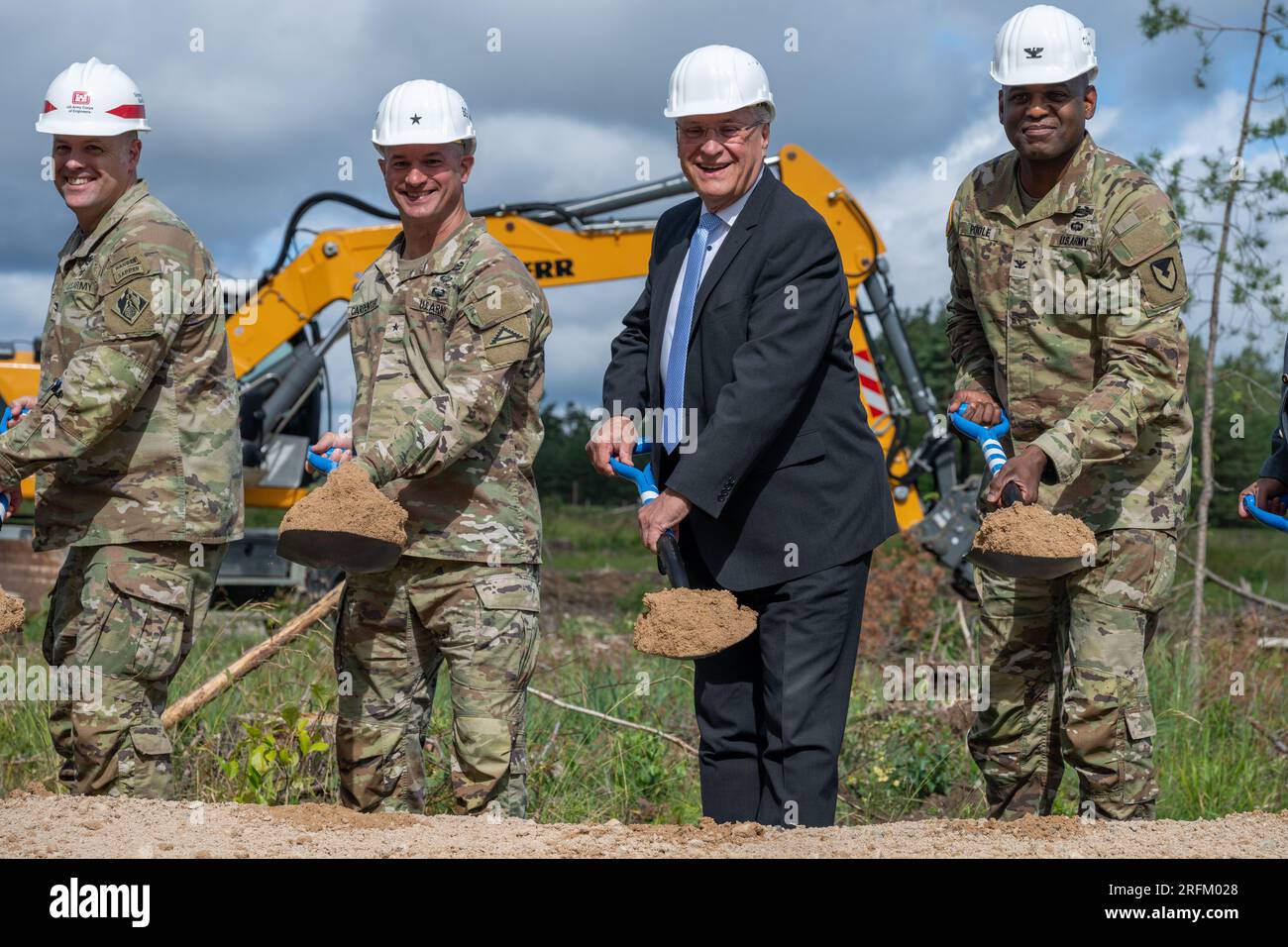 04. August 2023, Bayern, Grafenwöhr: Dan Kant, Oberst der USA Armee (l ...
