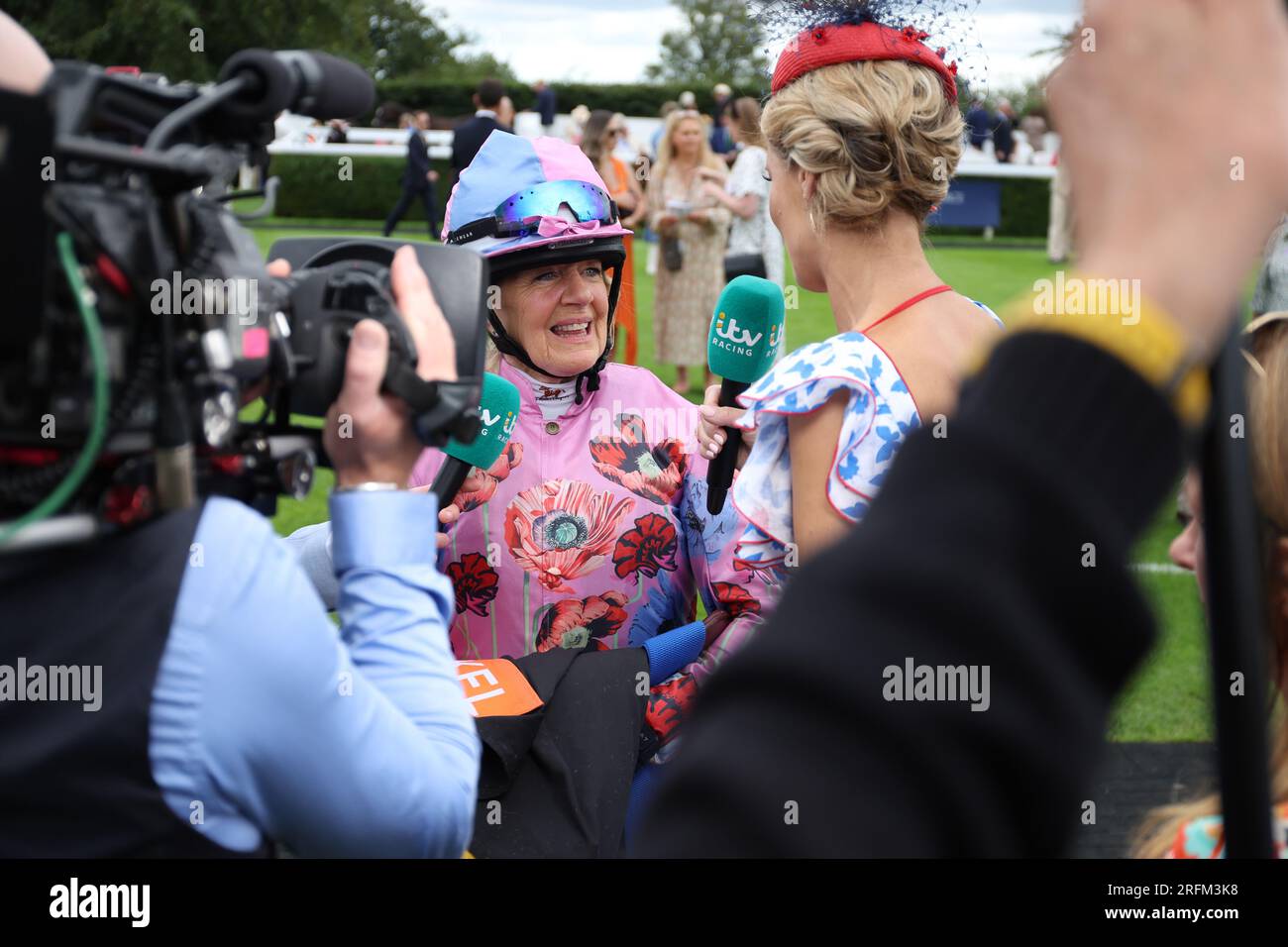 Die 72-jährige Jockey Caroline Miller (Zentrum) wird nach dem vierten ... Die 72-jährige Jockey Caroline Miller (Zentrum) wird nach dem vierten ...