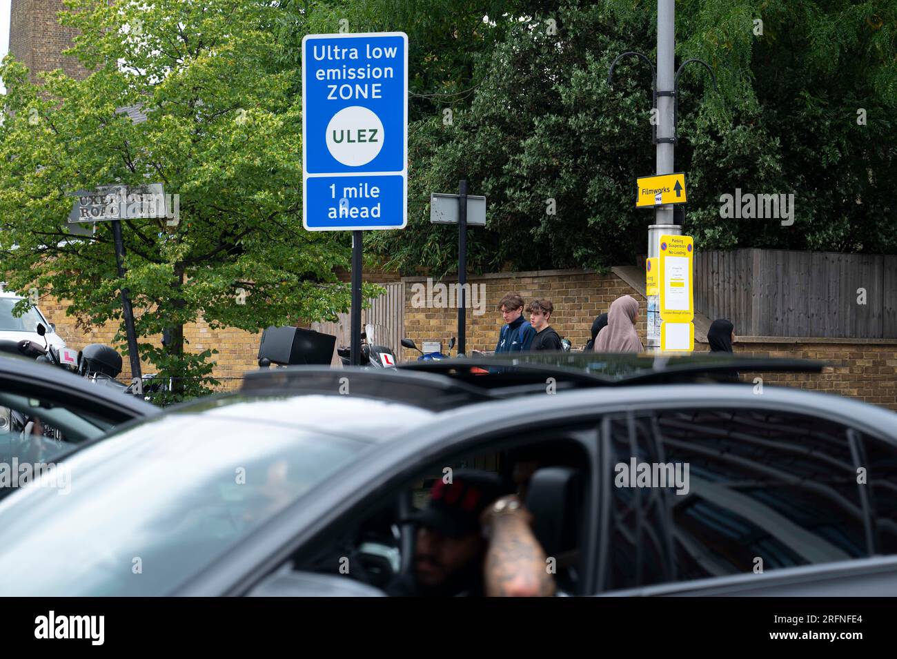 London, England, -4. August 2023: Das Schild „Ultra Low Emission Zone ...