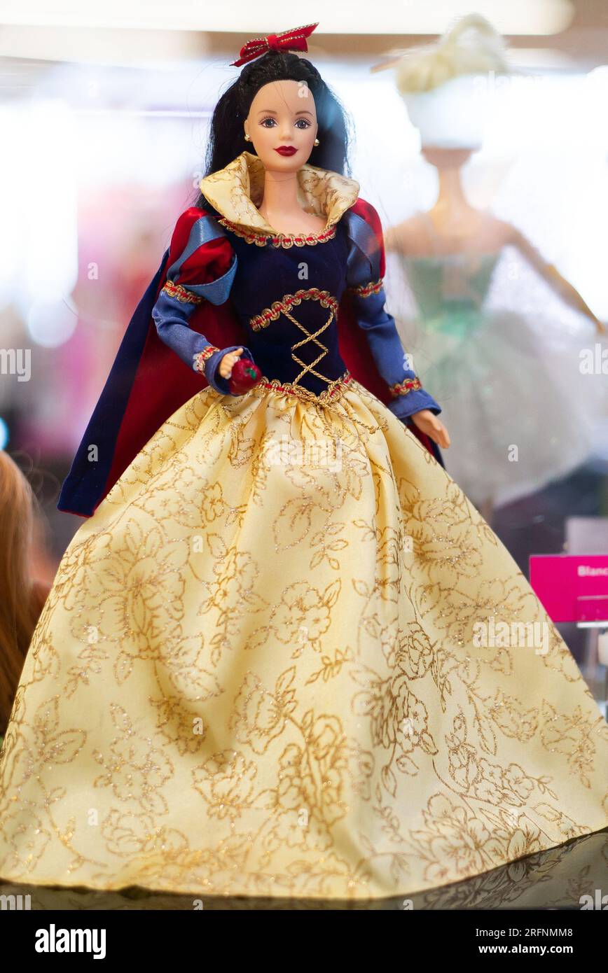 Auf der Ausstellung „Barbie Film and Fashion“ wird am August eine ...