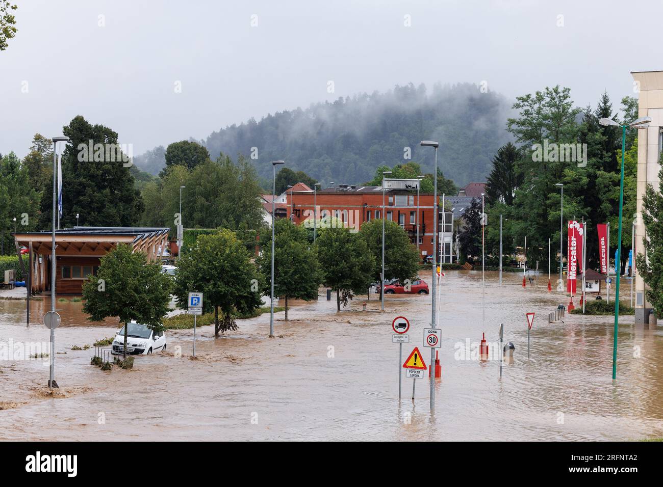 Medvode, Slowenien. 4. Aug. 2023. Der Fluss Sora fließt durch das ...