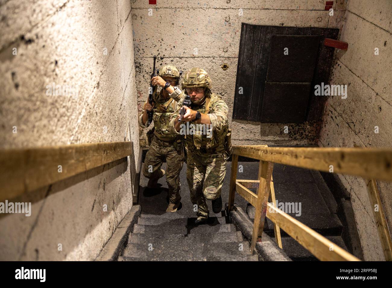 British Royal Marine Commandos Übungsraum räumt eine Treppe während der ...