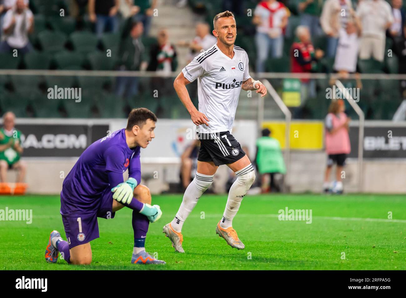 Warschau, Polen. 03. Aug. 2023. Tomas Pekhart (C) von Legia feiert ...