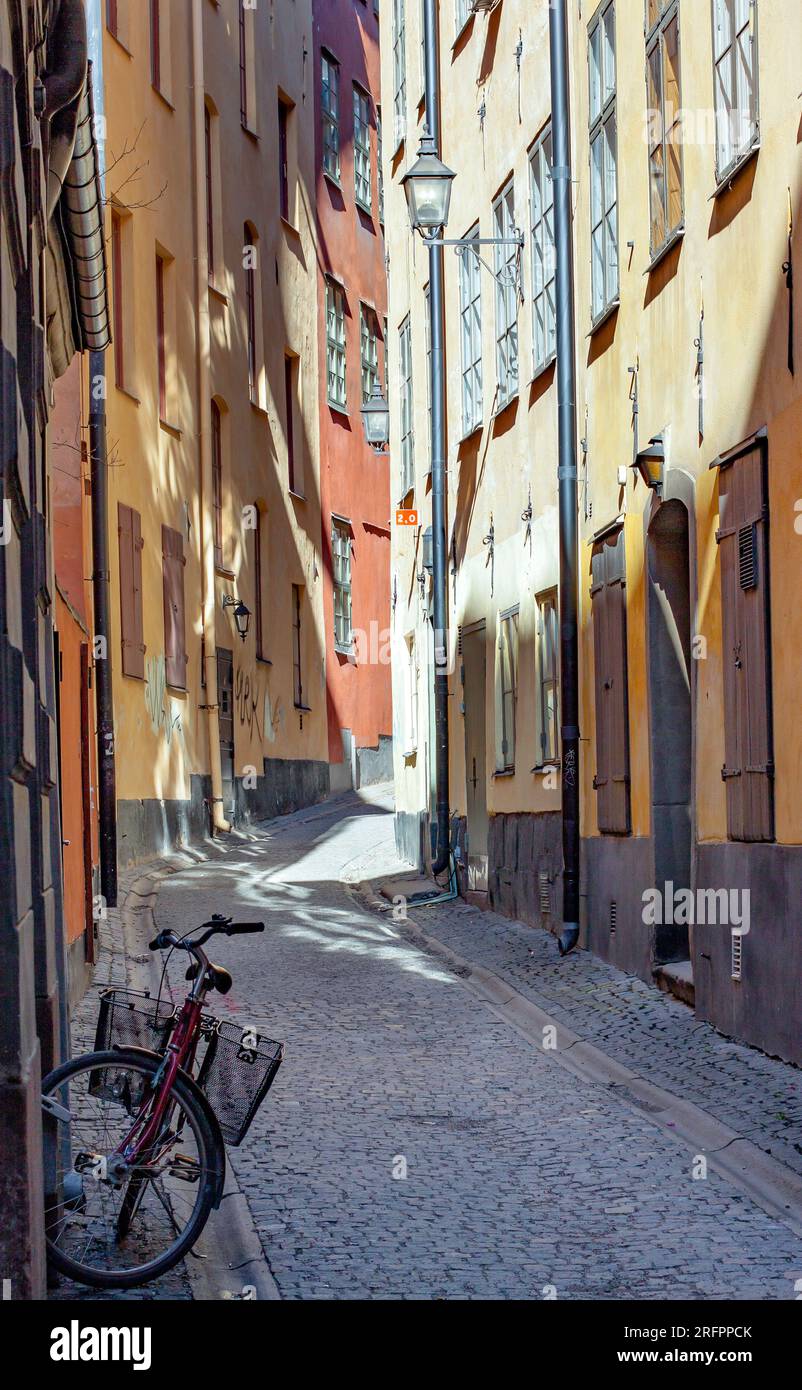 Winding alley -Fotos und -Bildmaterial in hoher Auflösung – Alamy