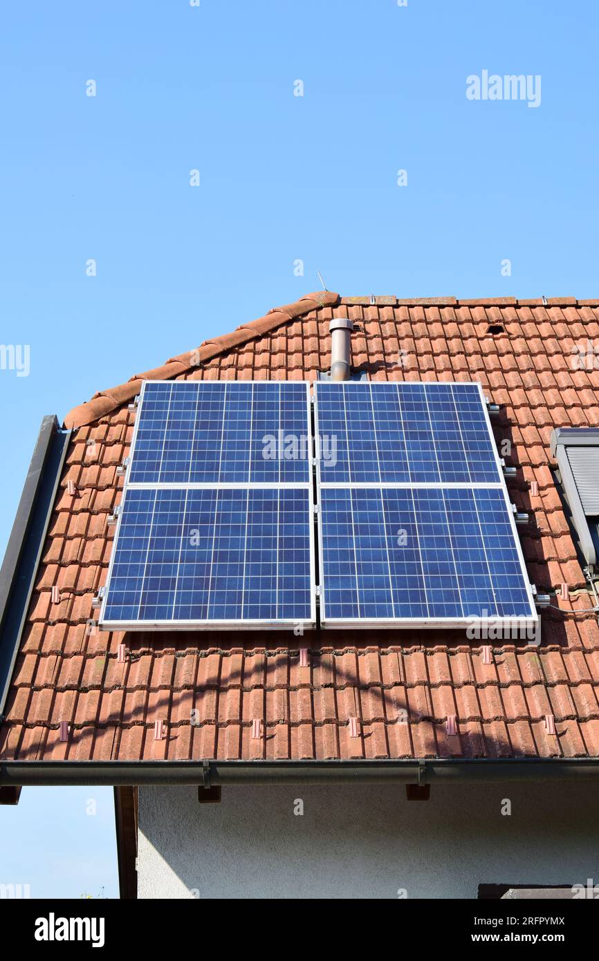 Sonnenkollektor auf haus -Fotos und -Bildmaterial in hoher Auflösung – Alamy