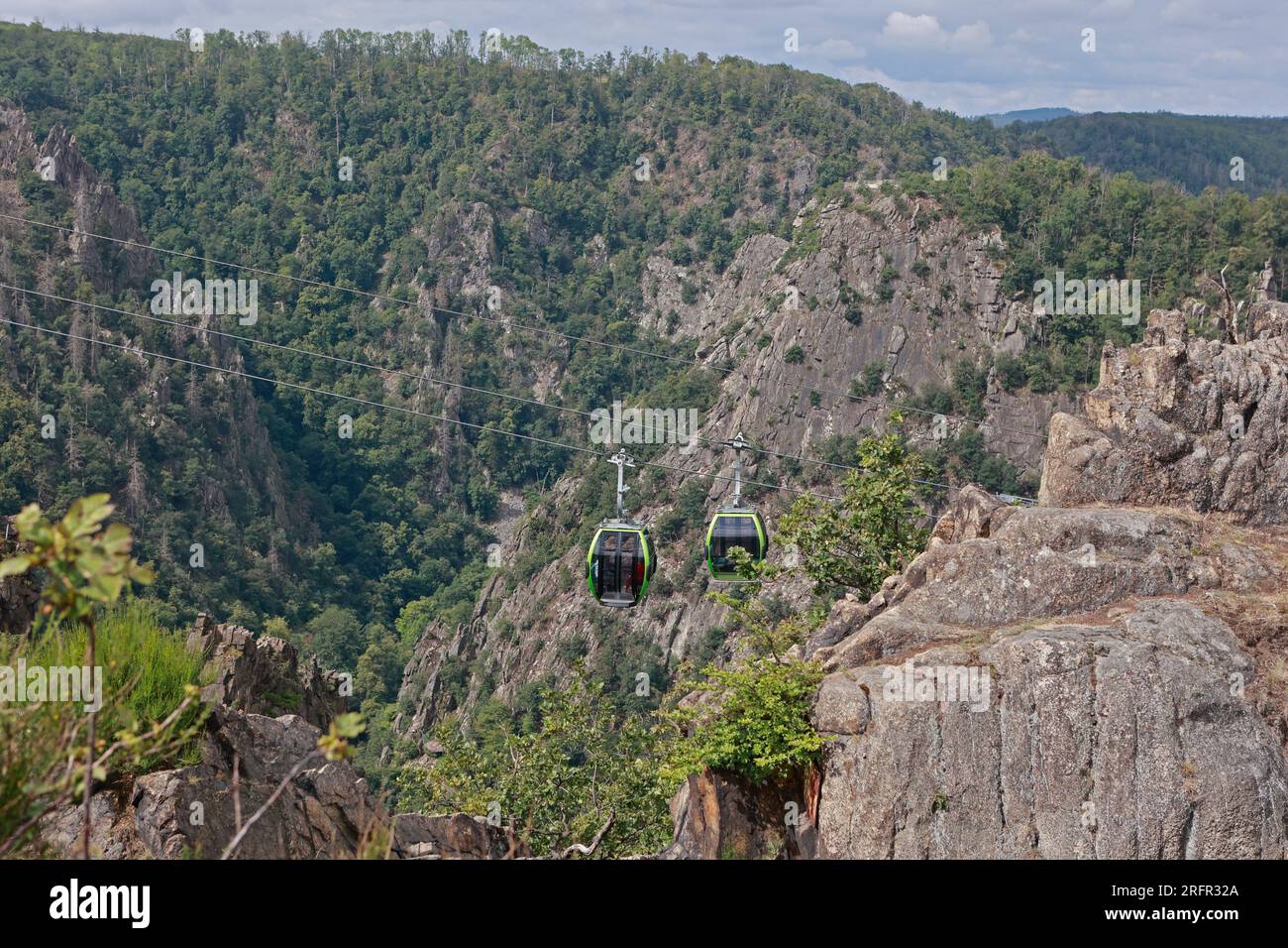 Thale, Deutschland. 05. Aug. 2023. Gondeln der Seilbahn schweben über ...